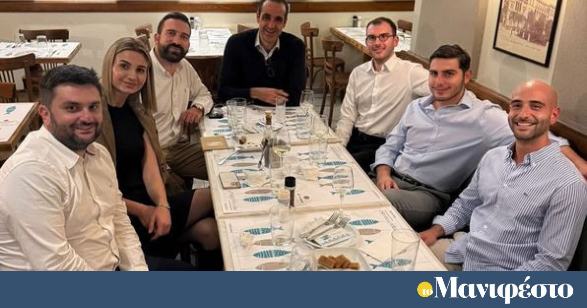 Ο Γρηγόρης Δημητριάδης με τα παιδιά της ΟΝΝΕΔ